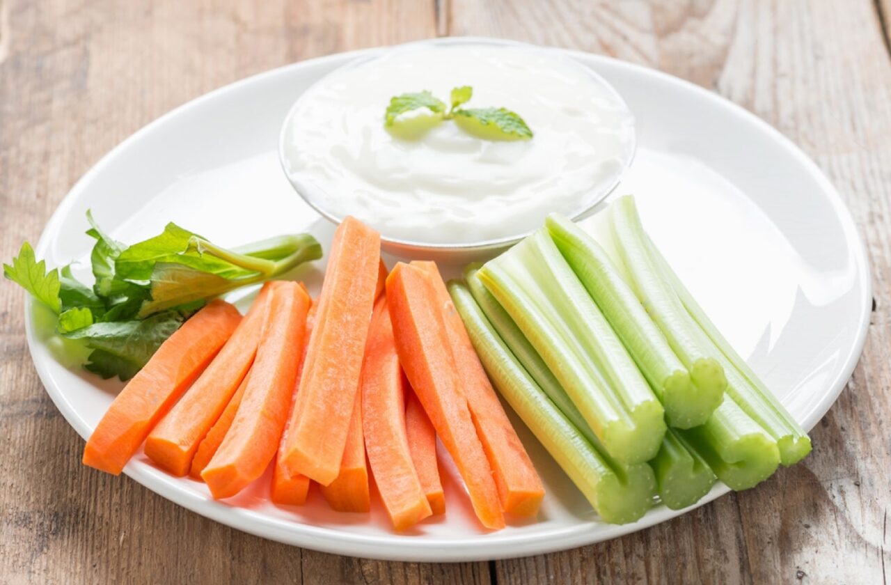 Salsa de yogurt con apio y zanahorias | Instituto Lala
